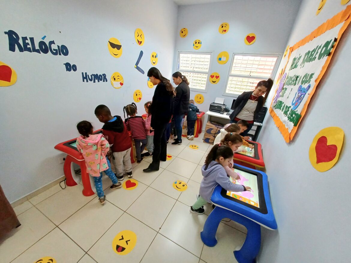 Alunos da Educação Infantil e Especial contam com mesas interativas em ...